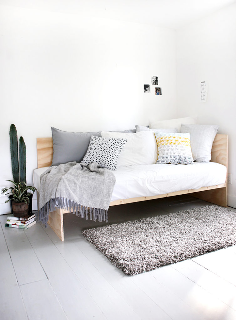DIY Daybed Roundup - 10 Ways to Bring One Into Your Home