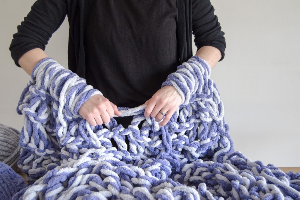 A Step-by-Step Guide to Arm Knitting a Chunky Blanket