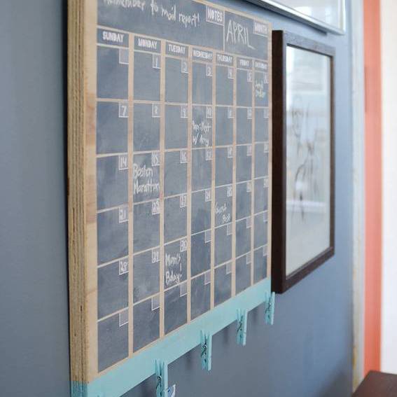 How to: Make an Easy Perpetual Chalkboard Calendar - Curbly